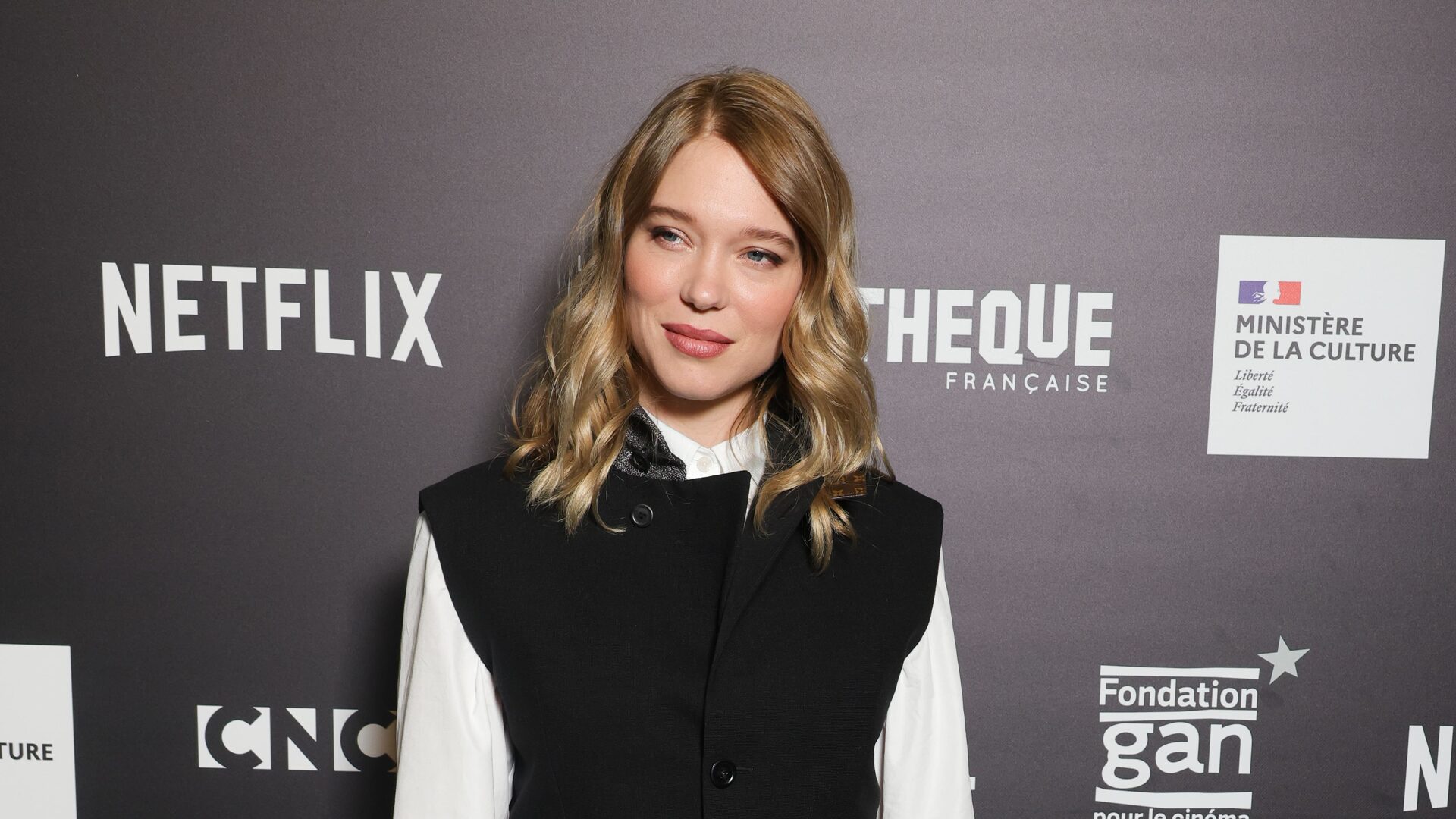 【ルイ・ヴィトン】レア・セドゥ、パリで開催された「La Bet（原題）」のプレミアにルイ・ヴィトンを着用 - SPOGEL